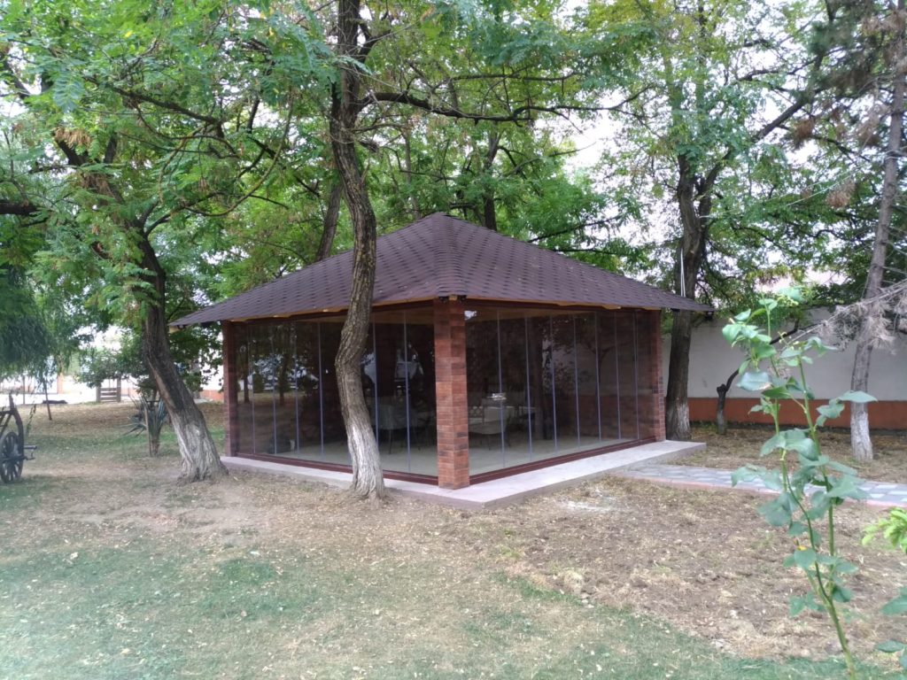 Foisoare de gradina din lemn inchise cu folie sau geamuri culisante ...